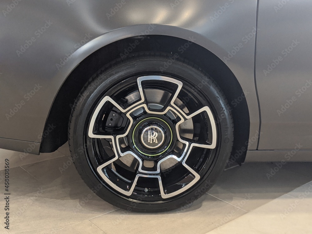 Rueda de Rolls Royce último modelo Stock Photo | Adobe Stock