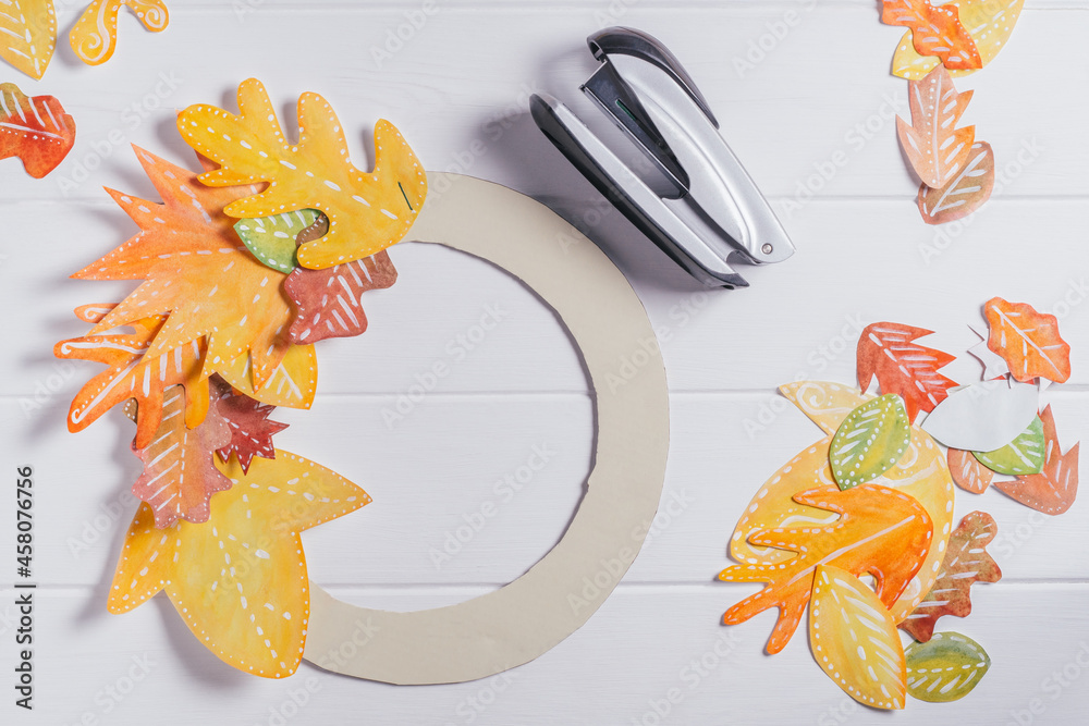 Step-by-step tutorial autumn paper wreath. Step 4: use stapler to fix ...
