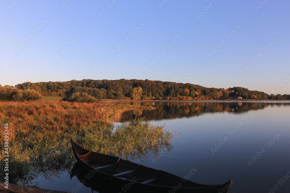 Blick auf das Wikinger Museum in Haithabu vom Hafen am Haddebyer Noor ...
