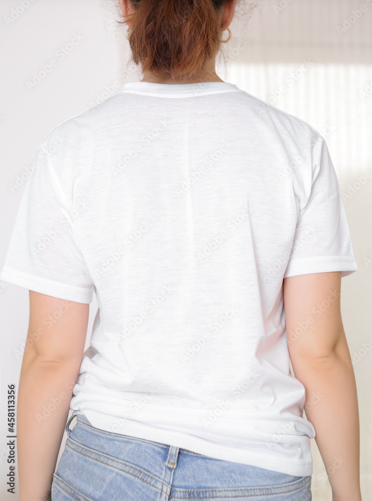 Foto de Female model wearing a white t-shirt, back view. T-shirt mockup ...
