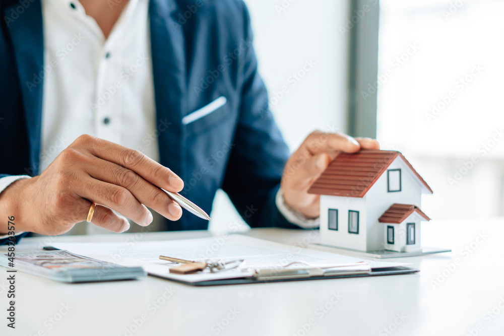 The real estate agent is explaining the house style to the clients who ...