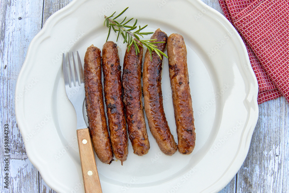saucisses chipolatas grillées dans une assiette Stock Photo | Adobe Stock