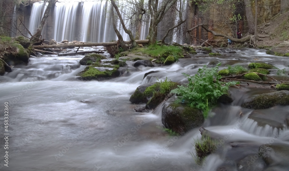 Rio con una preciosa cascada al fondo. La magia de la naturaleza en su ...