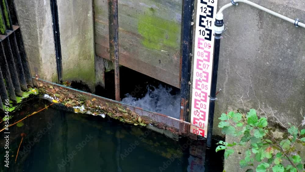 Vidéo Stock Water Level Gauge Board Scale attached to Concrete Canal ...