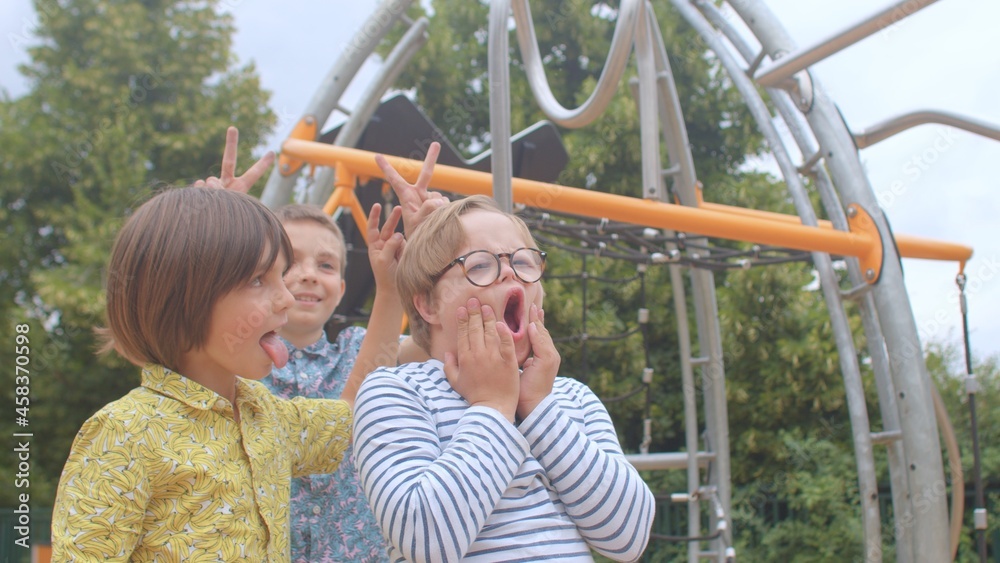 Foto de Children and teenagers fool around, show signs, show emotions ...