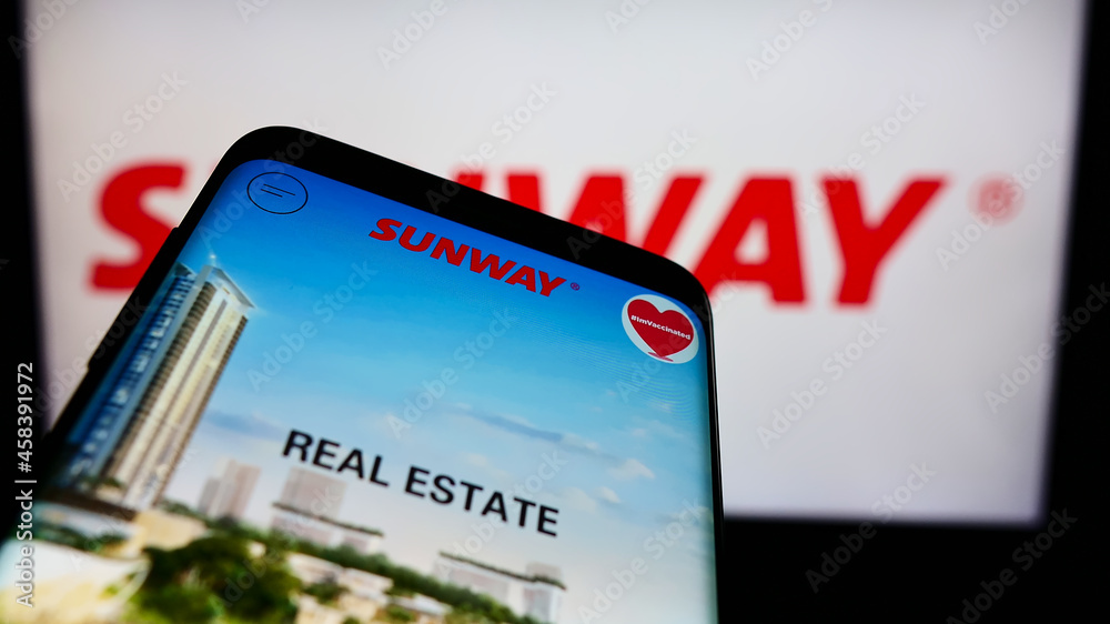 Foto de STUTTGA, GERMANY - Sep 12, 2021: Cellphone with web page of ...