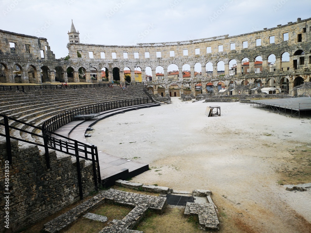 Pula Amphitheater, Altstadt, Sehenswürdigkeiten und Strand Stock Photo ...