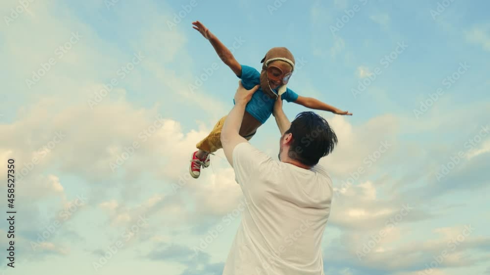 Stockvideo Father and little child playing in park, laughing and ...