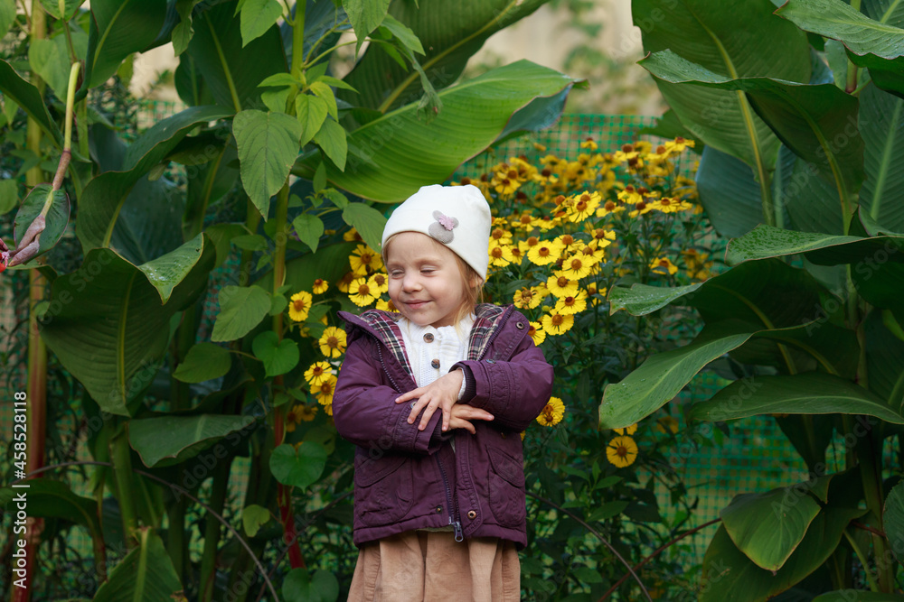 the child was embarrassed, put her hands together and closed her eyes ...