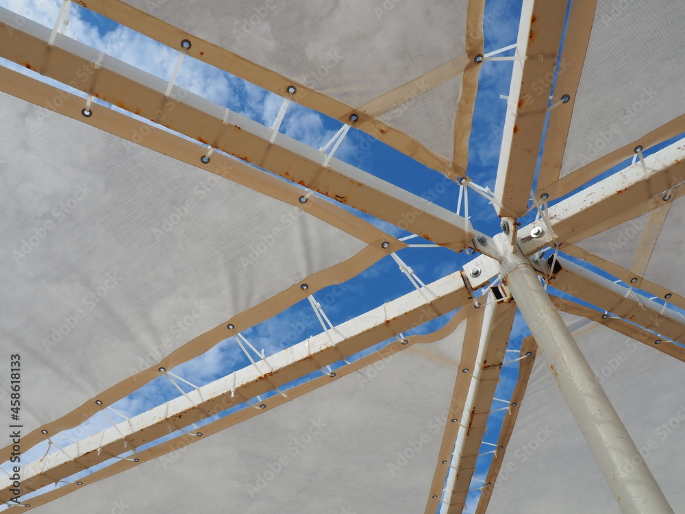 Foto de Shading canopy made of wooden beams and white fabric. Enjoy ...
