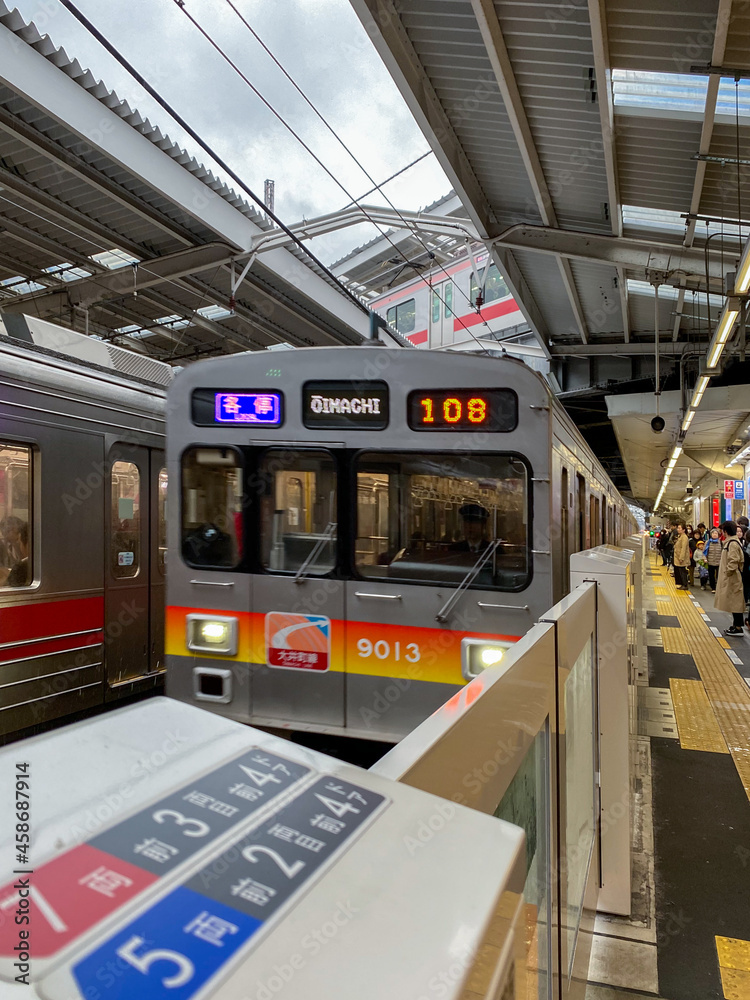 Tokyo, Japan - 19 November 2019: Japan Railway Yamanote Line commuter ...