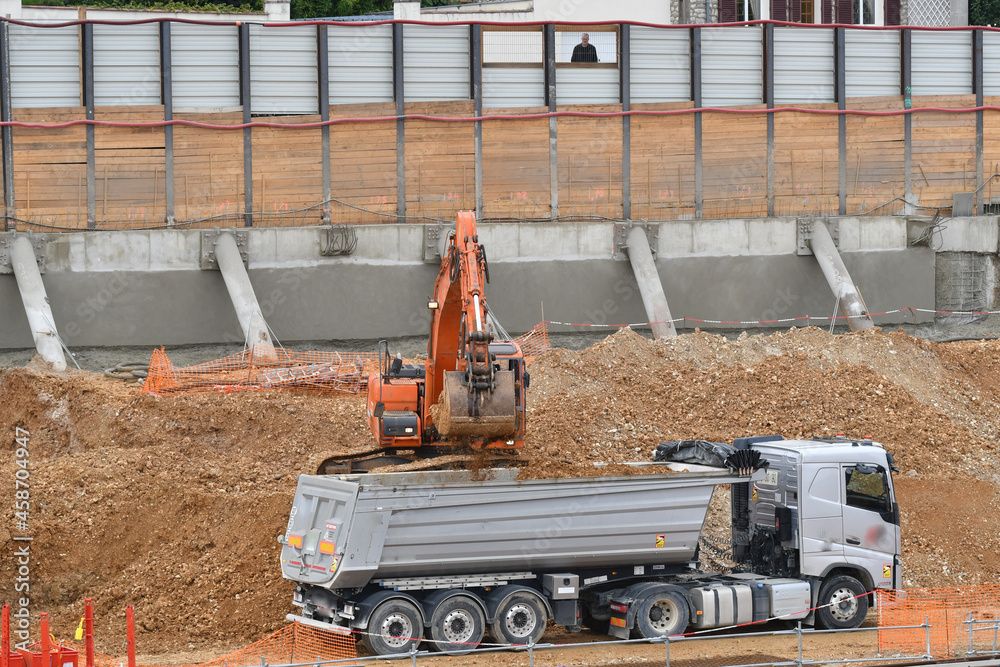 chargement de terre dans un camion sur un chantier de construction de ...