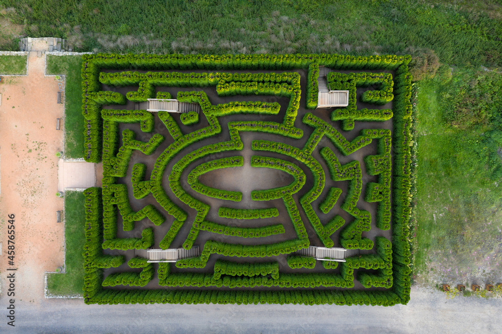 Maze of bushes in botanical park - nature background Labyrinth from ...