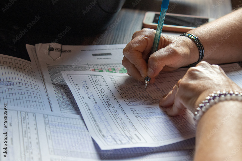 professora ensino fundamental ocupada corrigindo atividades e tarefas ...