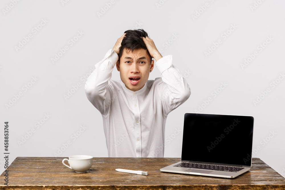 Guy having trouble, dont know what do, sitting indecisive and anxious ...