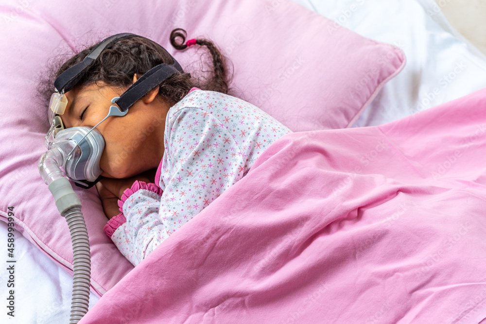 Child suffering from Sleep Apnea, using a cpap machine. Stock 写真 ...