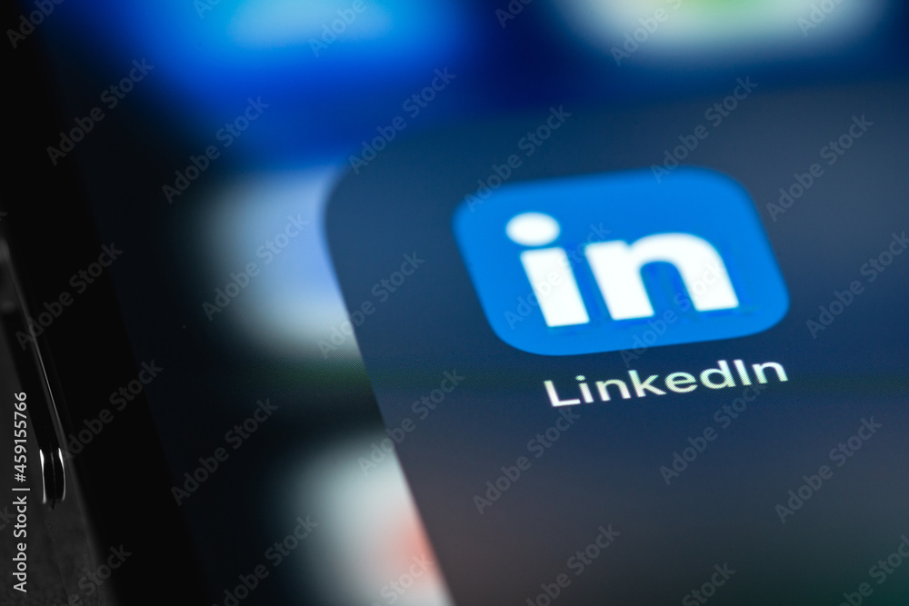 Foto de LinkedIn mobile icon app on screen smartphone iPhone closeup ...
