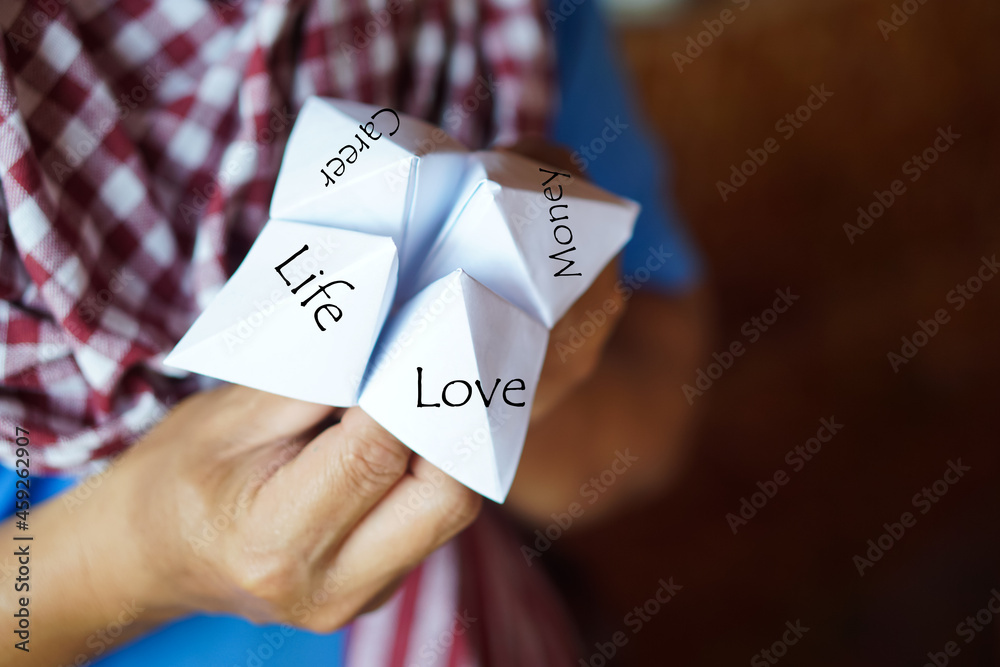 Foto Stock Origami paper fortune teller in hands to predict about love, life, money and careers ...