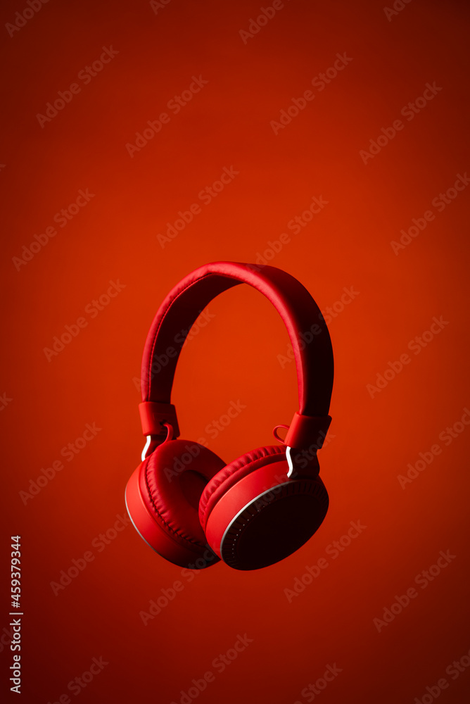 Auriculares de color rojo en fondo rojo liso en estudio Stock Photo ...