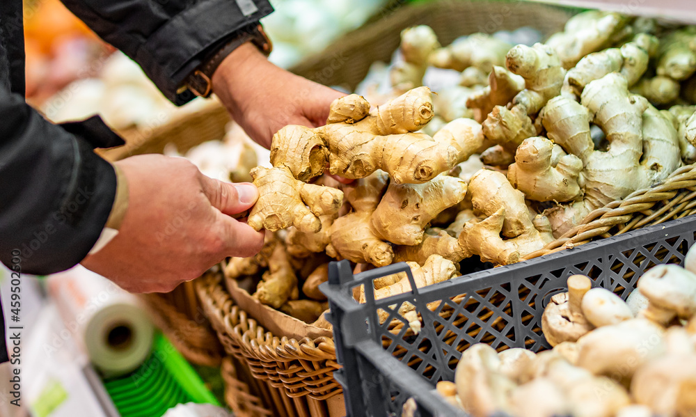man hand holding ginger root in grocery store in supermarket Stock-foto ...