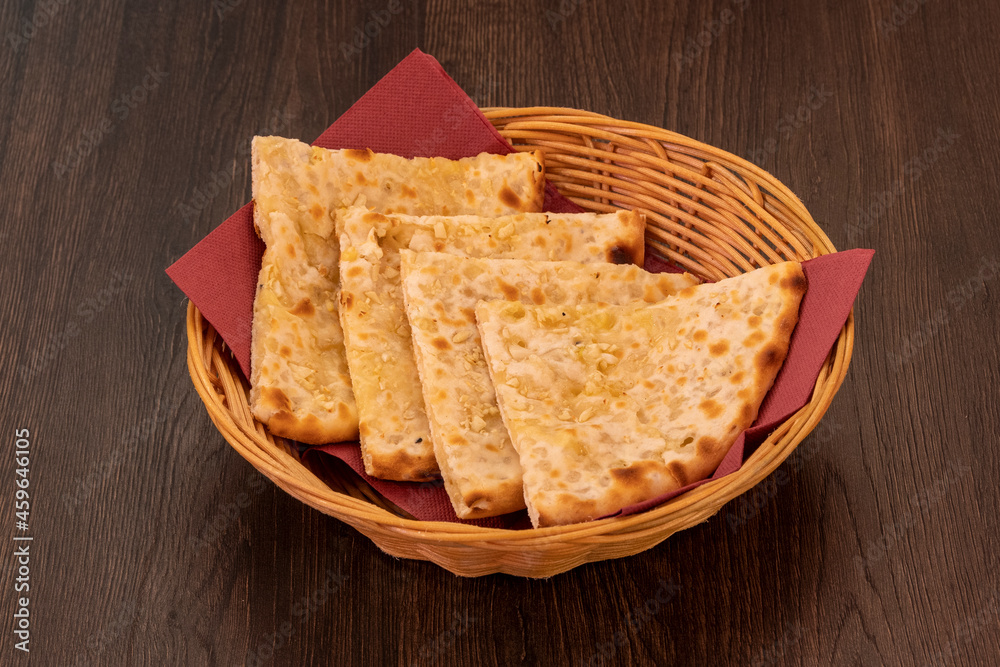 Comida Hindú, Naan con queso y ajo Stock Photo | Adobe Stock