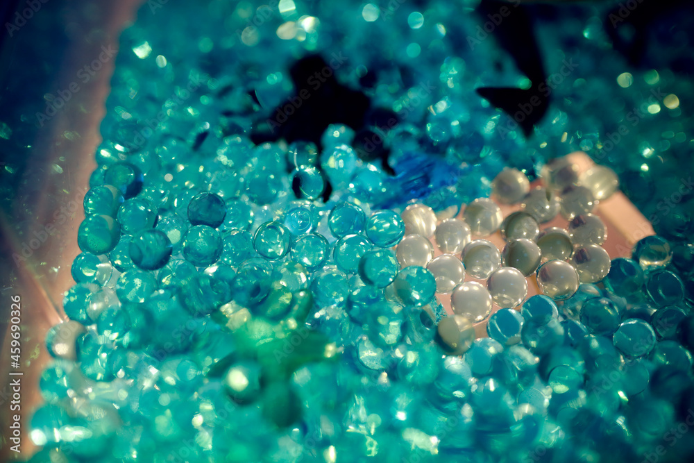 Foto de Child plays in the light sensor box with hydrogel, children's ...