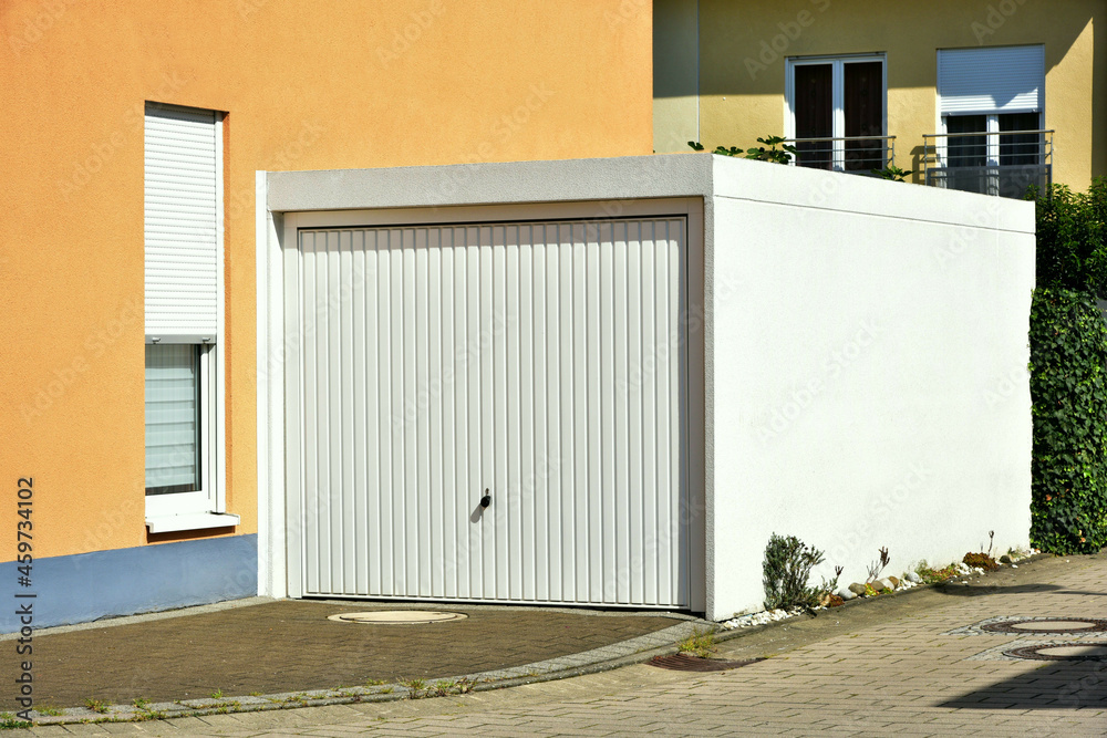 Moderne Beton-Garage mit Automatik-Tor in der Hauszufahrt Stock Photo ...