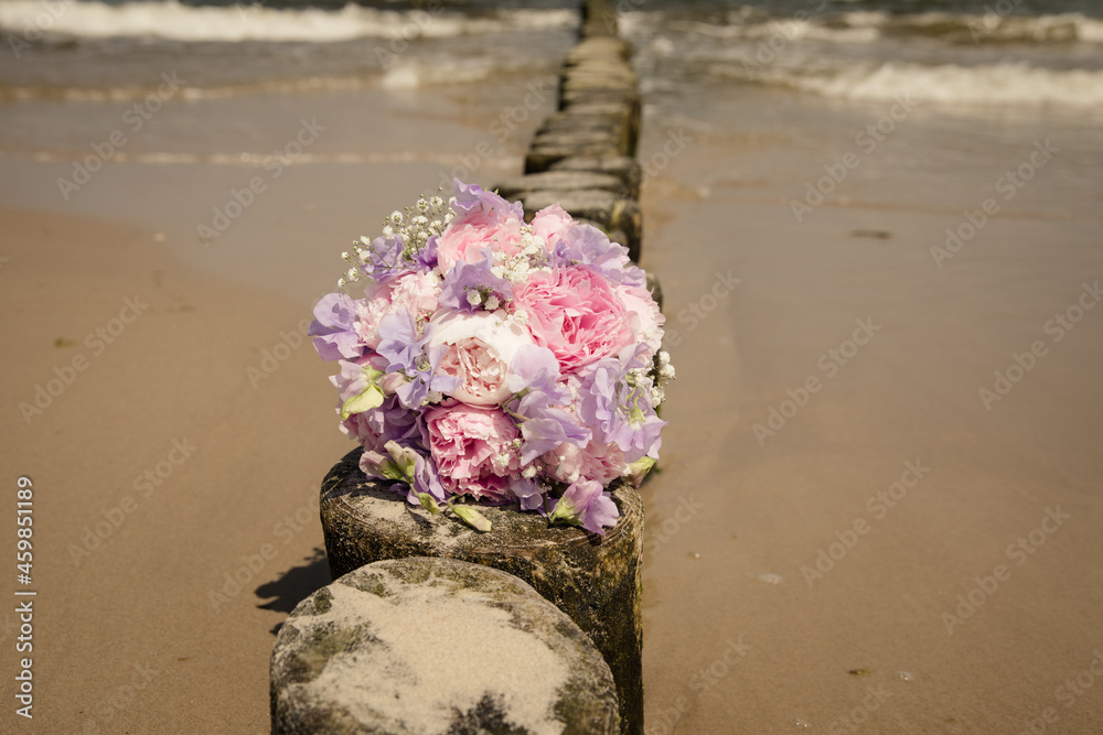 Brautstrauss rosa und lila Blumen am Strand Hochzeit foto de Stock ...