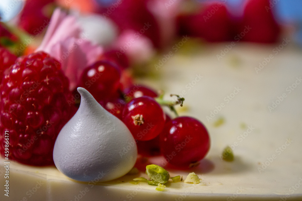 gateau fruits rouges Stock Photo | Adobe Stock