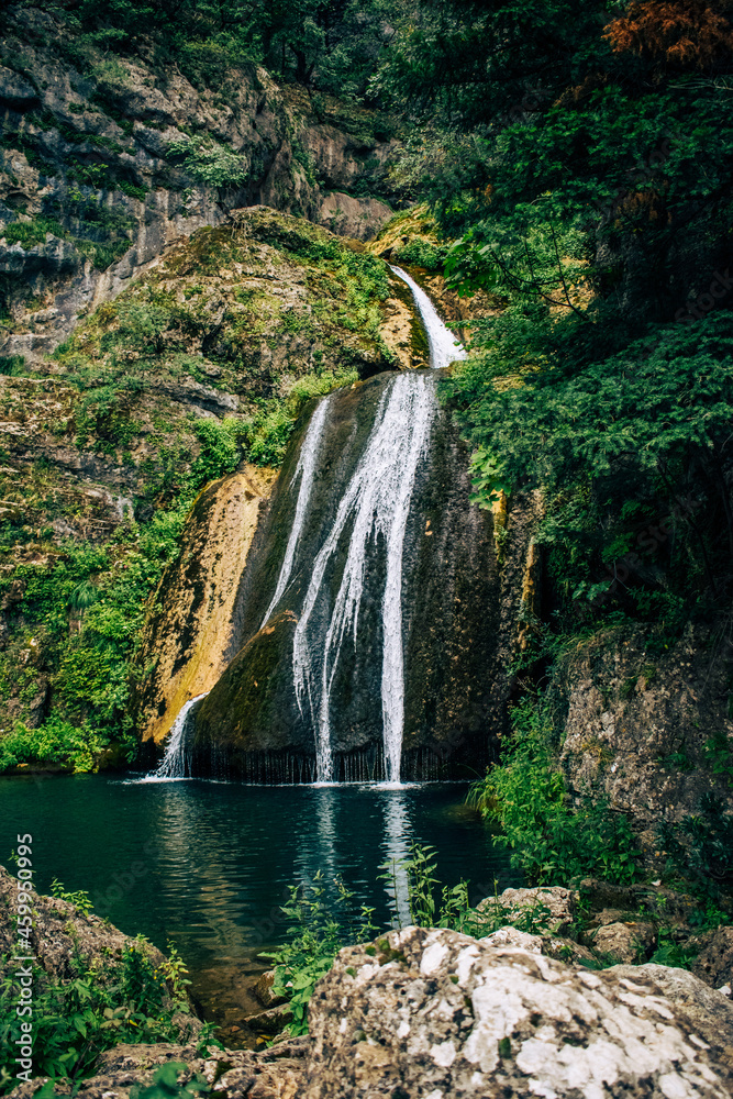 Cascada de la ruta del nacimiento del rio mundo foto de Stock | Adobe Stock
