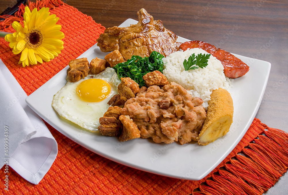 Virado a paulista, tutu de feijão, ovo, bisteca de porco, arroz ...