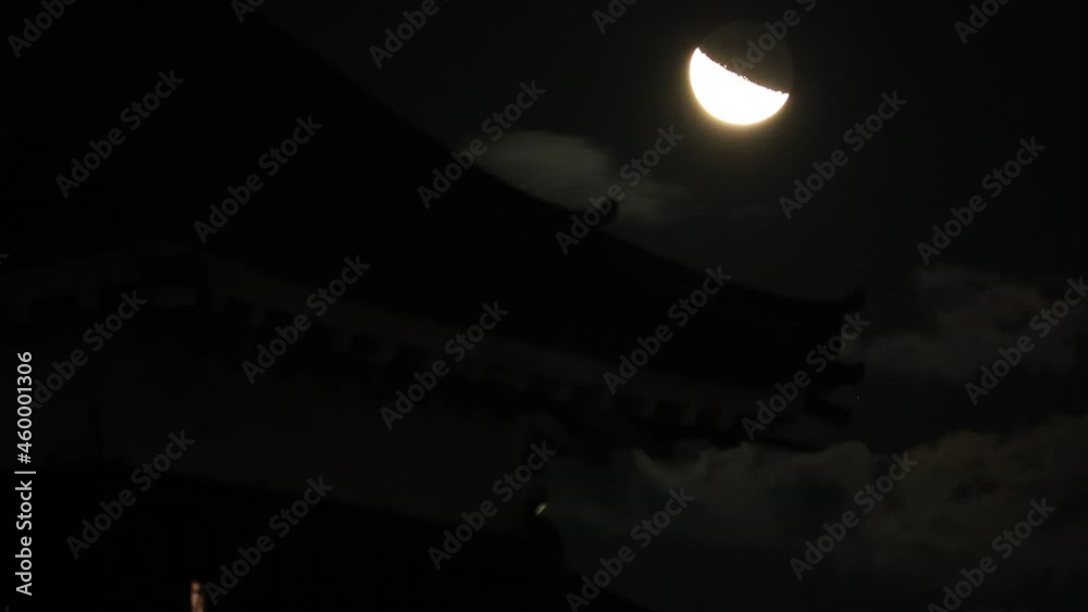 Japanese old castle and half moon. Waning moon. Moving cloud vídeo do ...