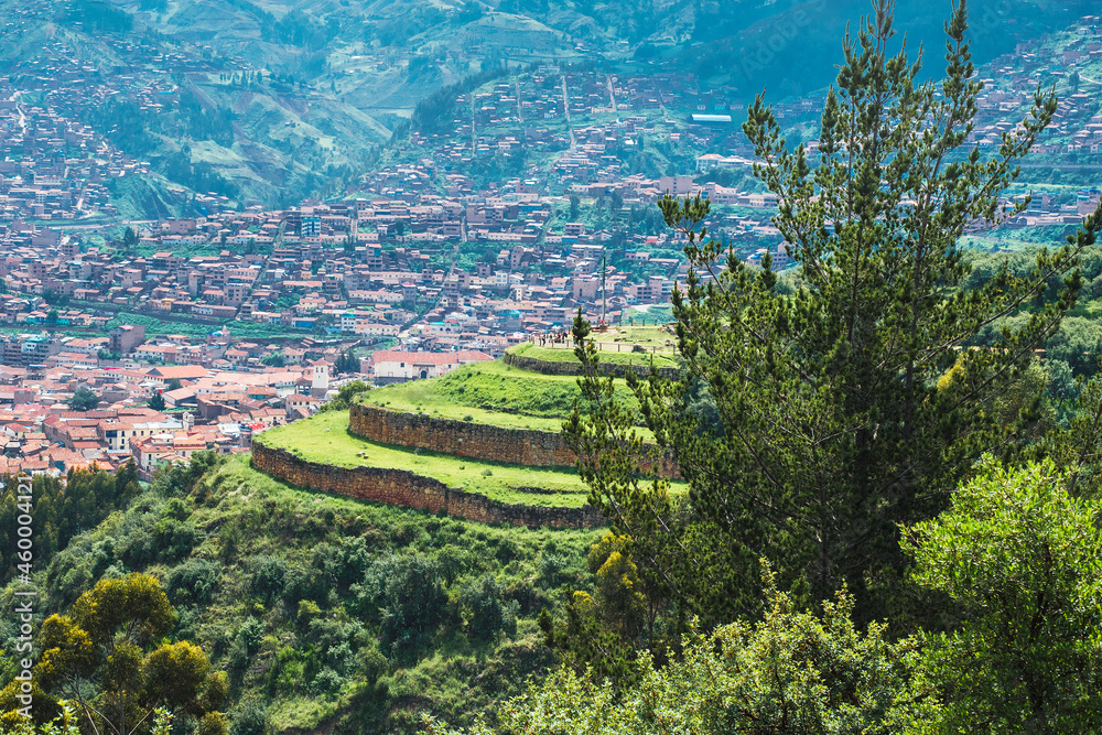 la ciudad de Cusco y la fortaleza de Sacsayhuaman. Unas ruinas Incas ...