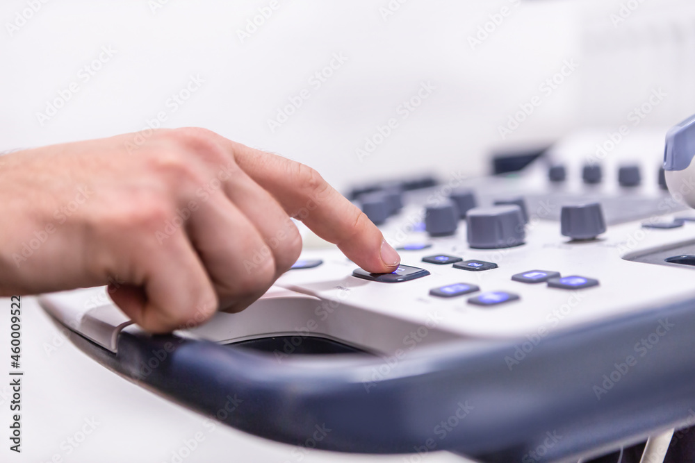 Foto de Fokus on doctos´s hand handling the ultra sonic machine do ...