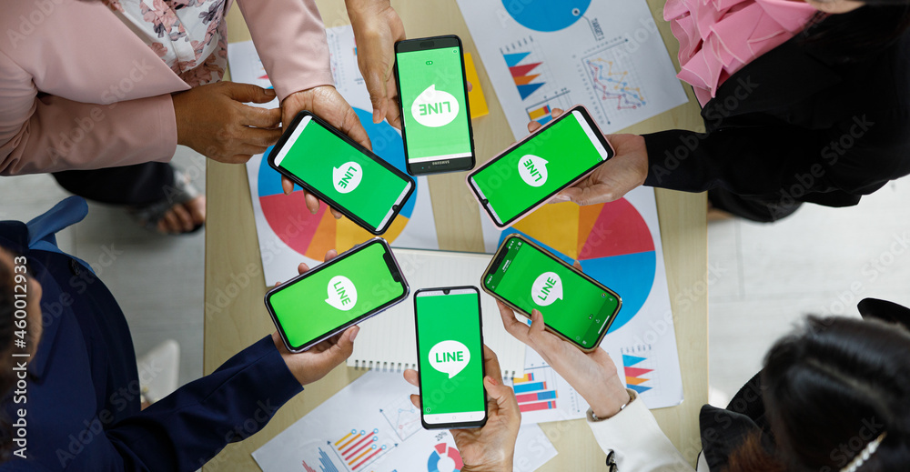 Foto de Bangkok/Thailand - August 06, 2021: People hold smartphones in ...