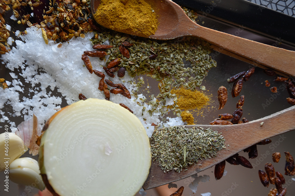 Cebolla partida por la mitad con ajos y varias especias y hierbas ...