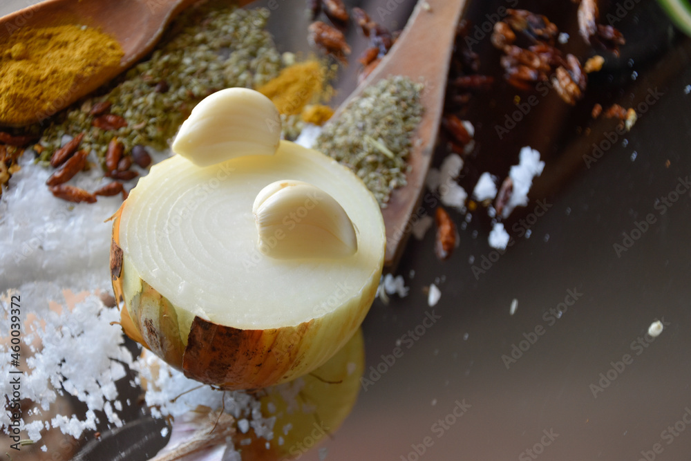 Cebolla partida por la mitad con ajos y varias especias y hierbas ...