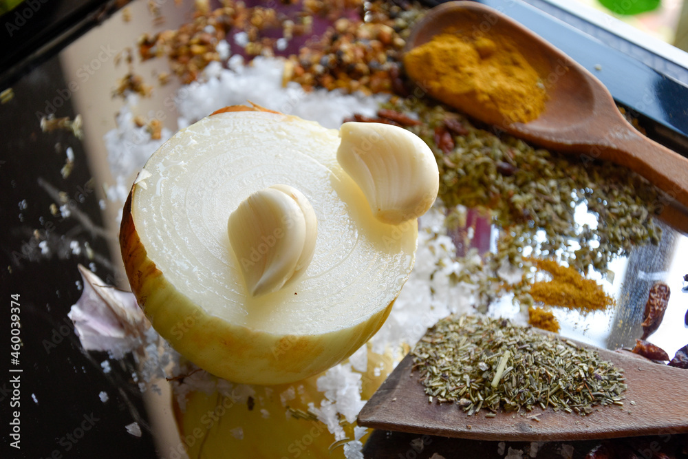 Cebolla partida por la mitad con ajos y varias especias y hierbas ...