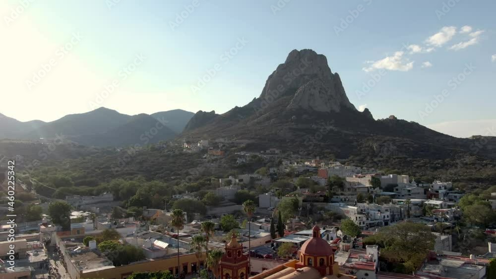 Vidéo Stock Iconic Peña de Bernal Monolith, Massive Rock Above The ...