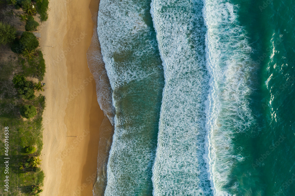 Foto de Aerial view of Beautiful wave sea White sea foam in tropical ...