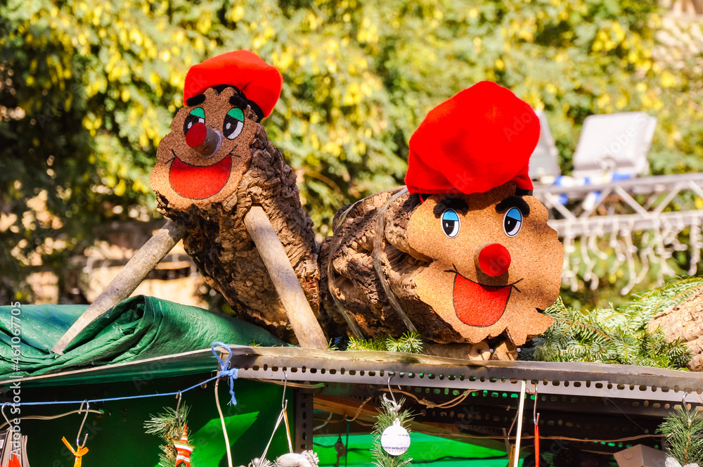 Foto de Tió de Nadal. A hollow log with a barretina, called Tió, is a ...