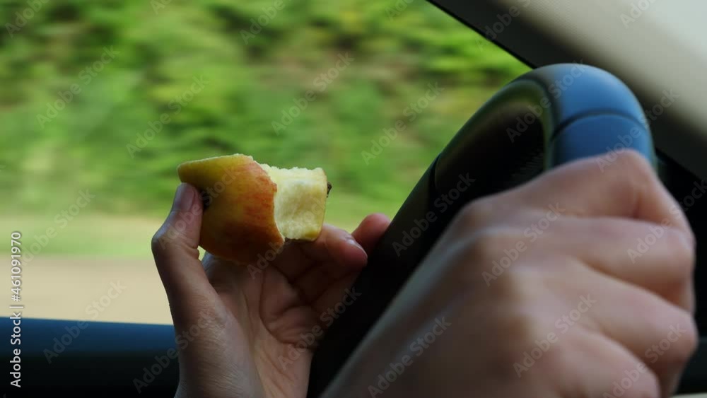 Vidéo Stock Side view of woman driving fast on highway autobahn holding ...