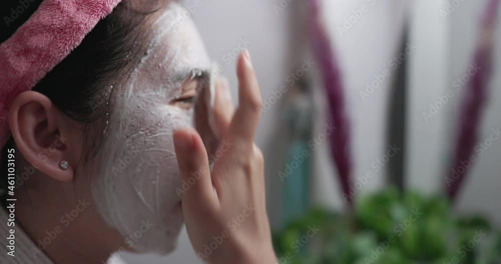 Vidéo Stock Acne and pimples are common problems for Asian young women ...