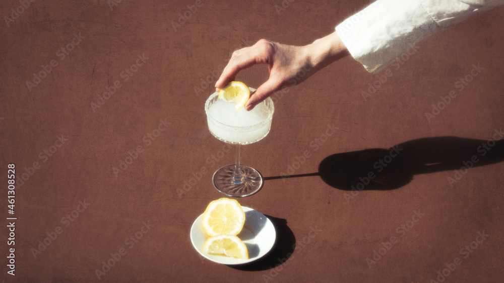 female hand squeezes a lemon into an alcoholic cocktail Stock Photo ...