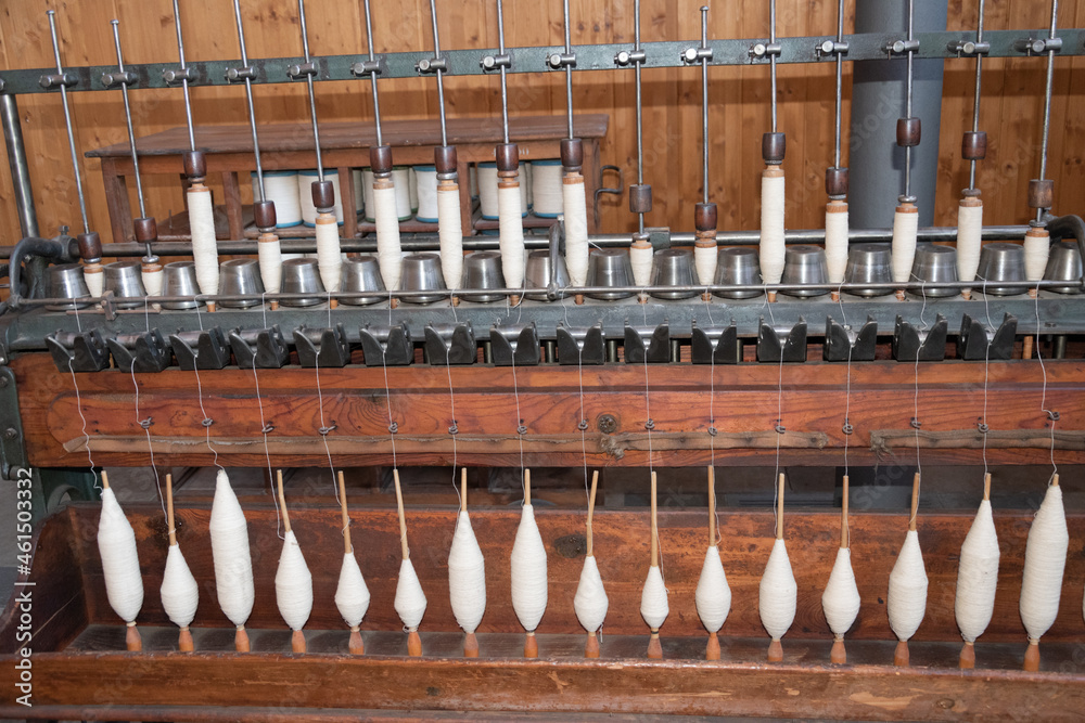 Antiguo telar, máquina de hilar, Hileras de hilos de algodón blanco y ...
