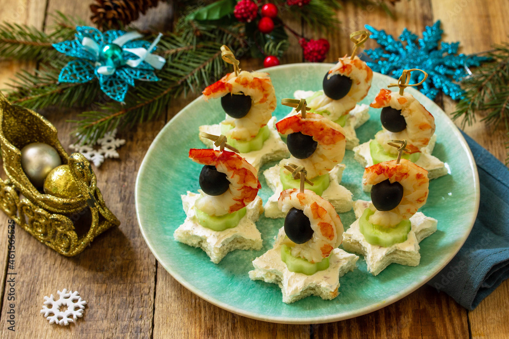 Festive snack of canapes on the Christmas table. Canapes with cheese ...