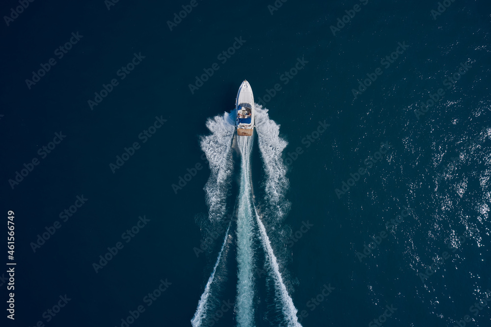 Foto Stock White speed boat fast movement on the water top view. Travel ...