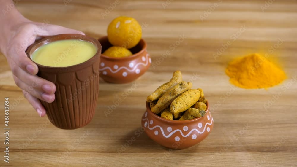 Vidéo Stock Chilled haldi milk served in an earthenware glass - Golden ...