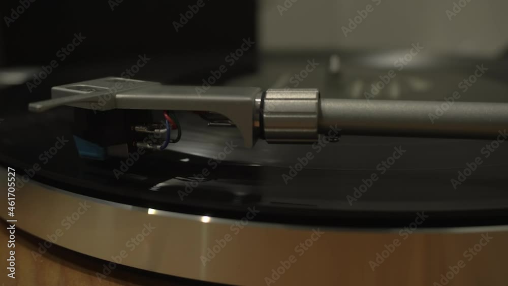 Video „a vinyl record player, a black musical new record is slowly ...