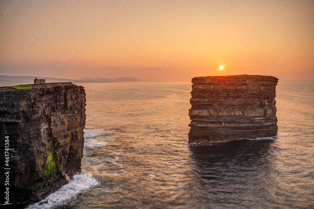 Downpatrick Head in Ballycastle in Co. Mayo during sunset Dún Briste ...